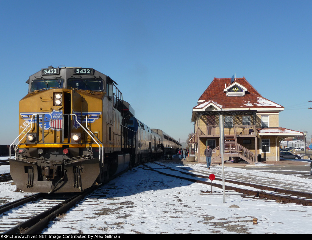 UP 5432 East, Amtrak #6 Leader & The Depot